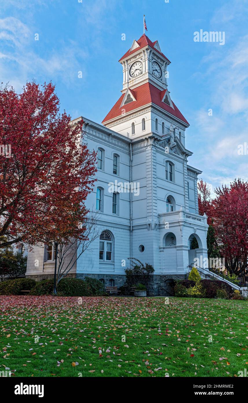 Autumn foliage on the grounds of the Benton County Courthouse in ...