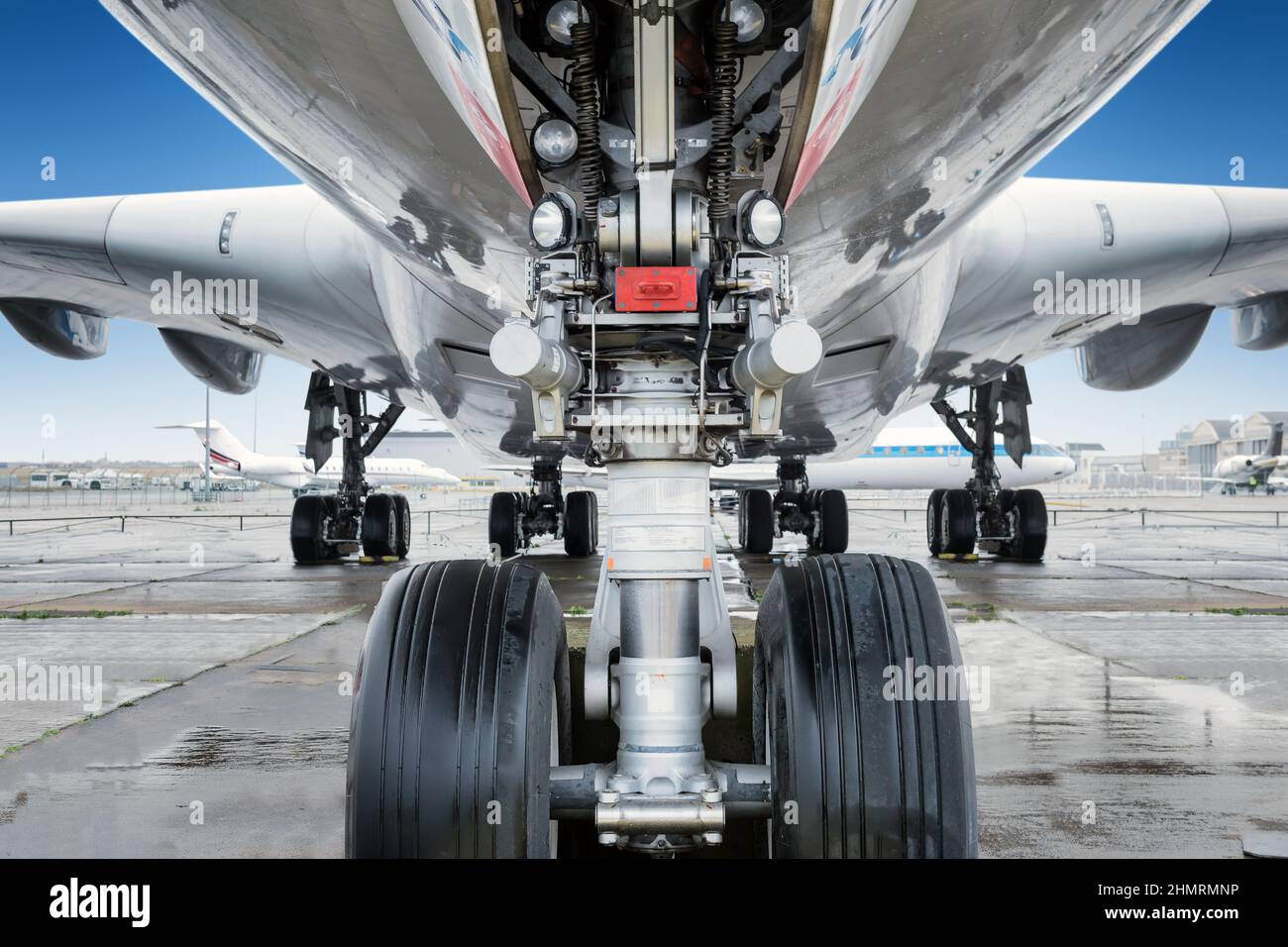 close view of landing gear under a big jet plane Stock Photo - Alamy