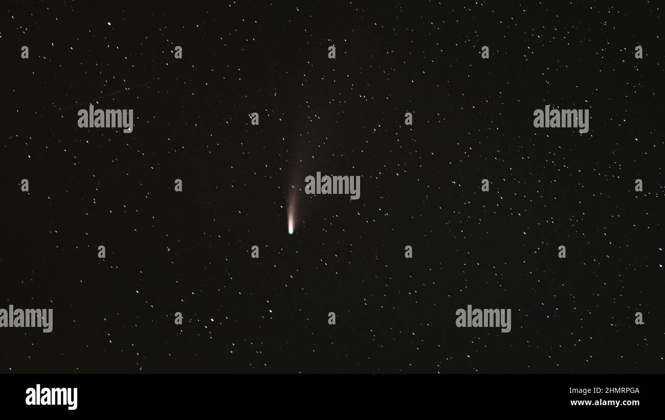 Comet in sky 4k hi-res stock photography and images - Alamy