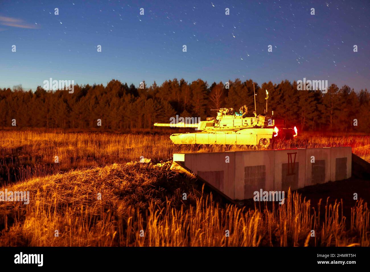 M1a2 abrams tank night hi-res stock photography and images - Alamy