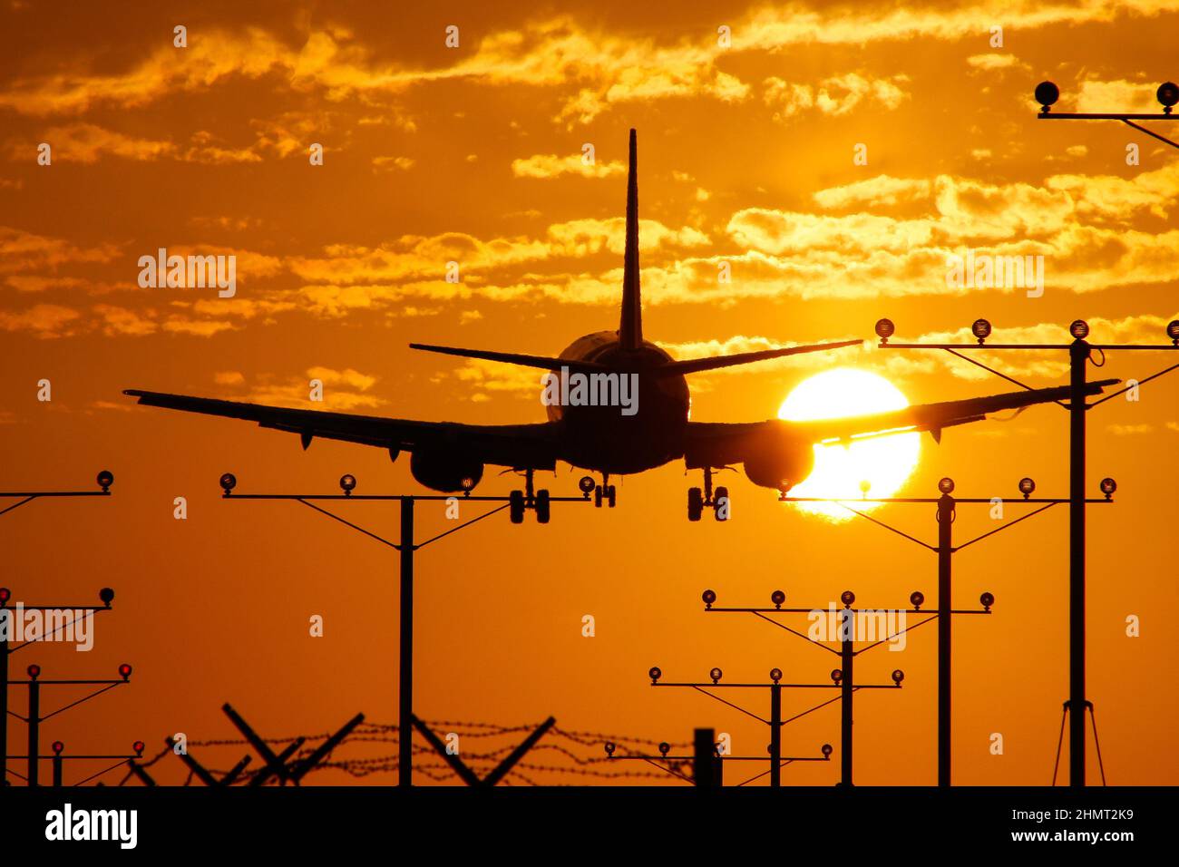 Plane landing runway summer holiday hi-res stock photography and images ...