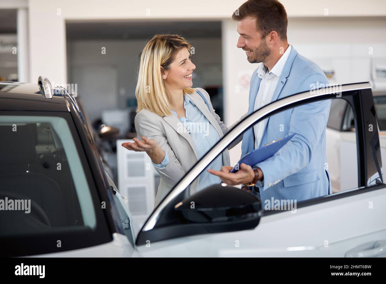 Salesman talking customer hi-res stock photography and images - Alamy