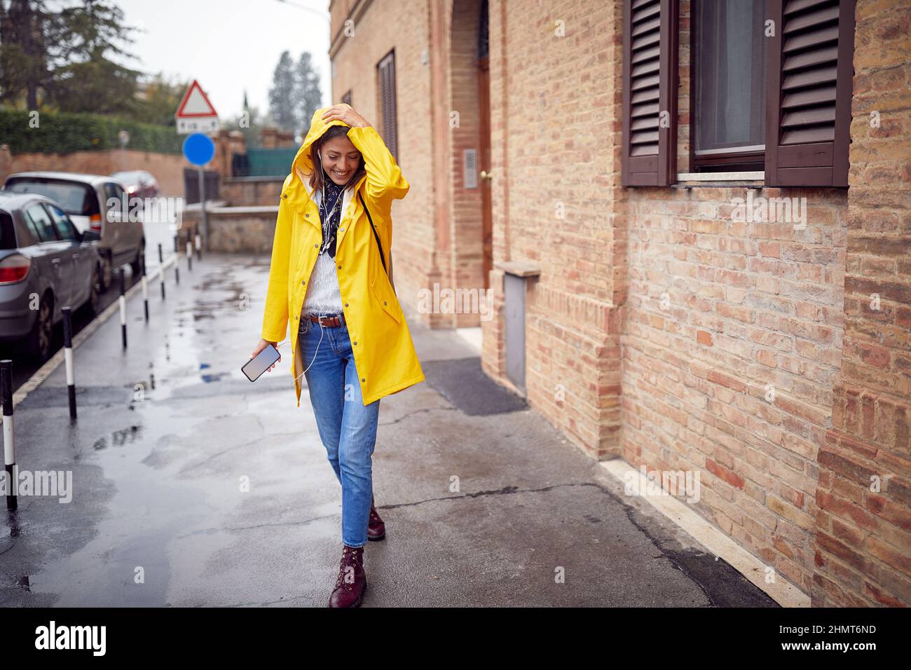 Girl walking in rain hi-res stock photography and images - Alamy
