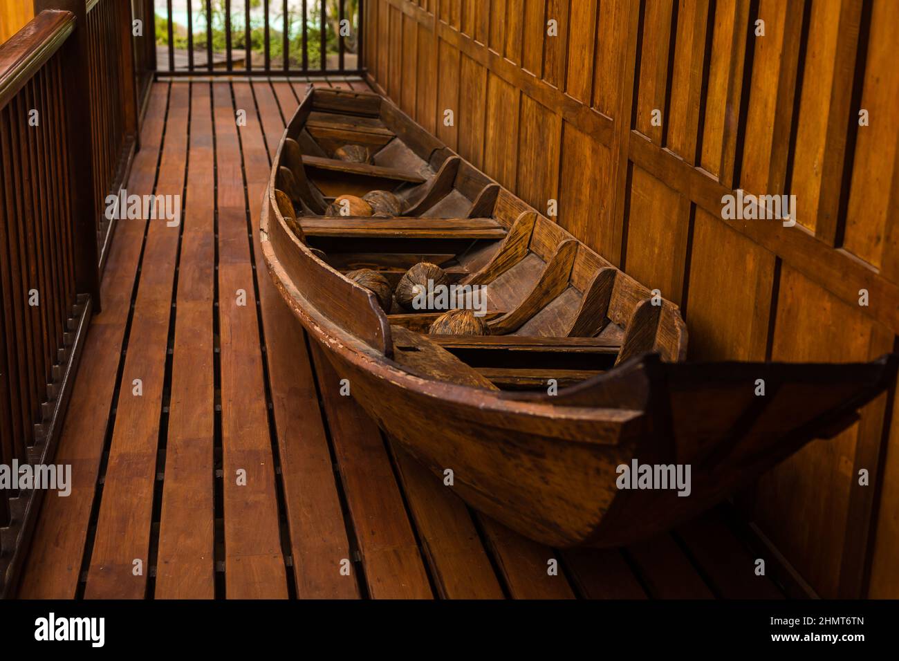 Wood and canvas canoe hi-res stock photography and images - Alamy
