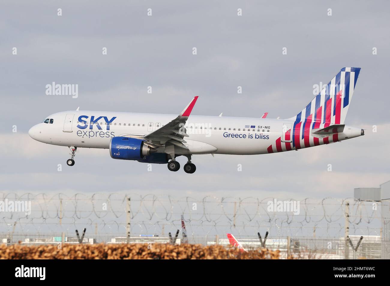 Sky Express Airbus A320neo SX-NIG approaching London Heathrow Airport ...