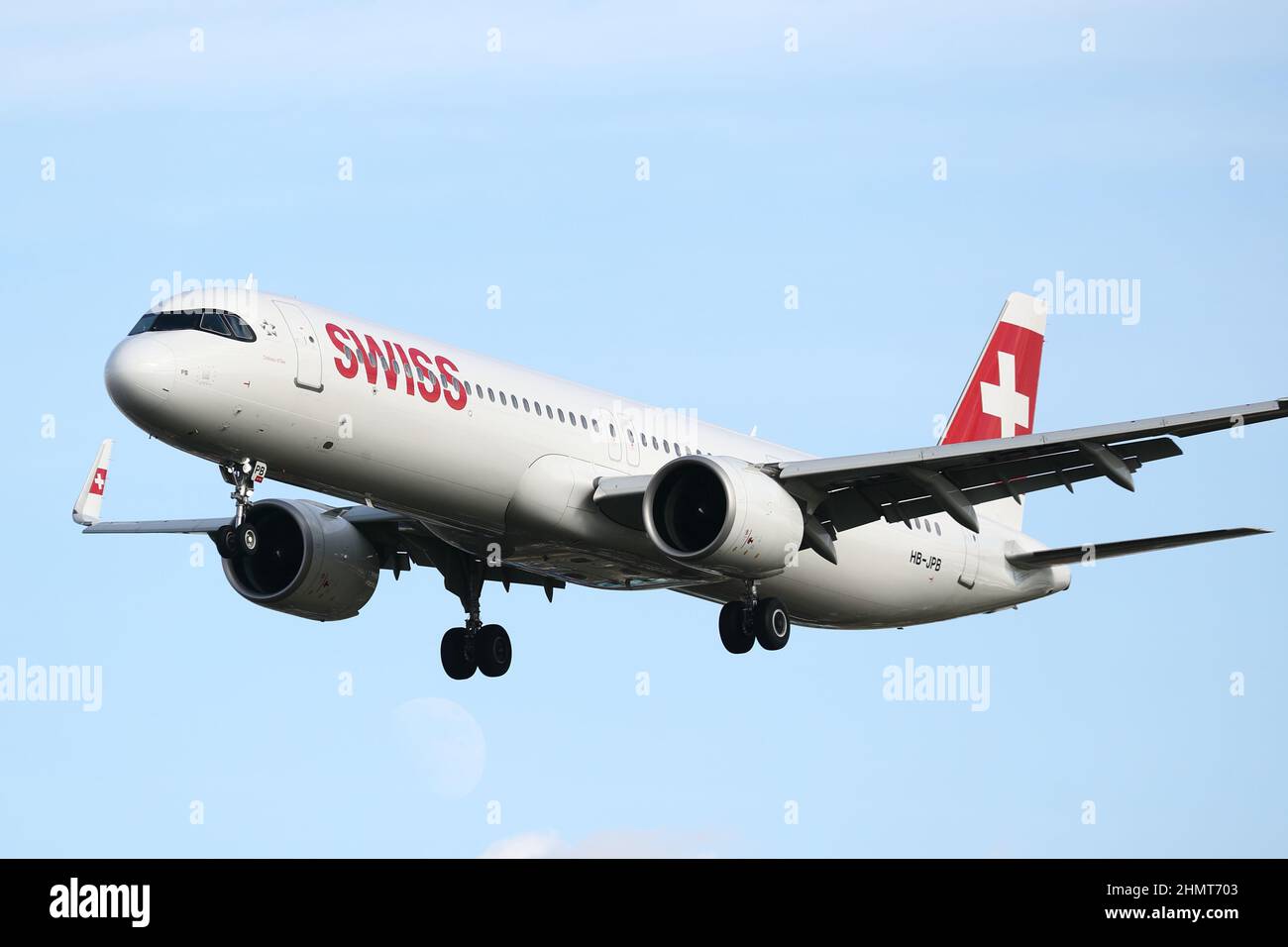 Swiss Air Airbus A321neo HB-JPB approaching London Heathrow Airport ...