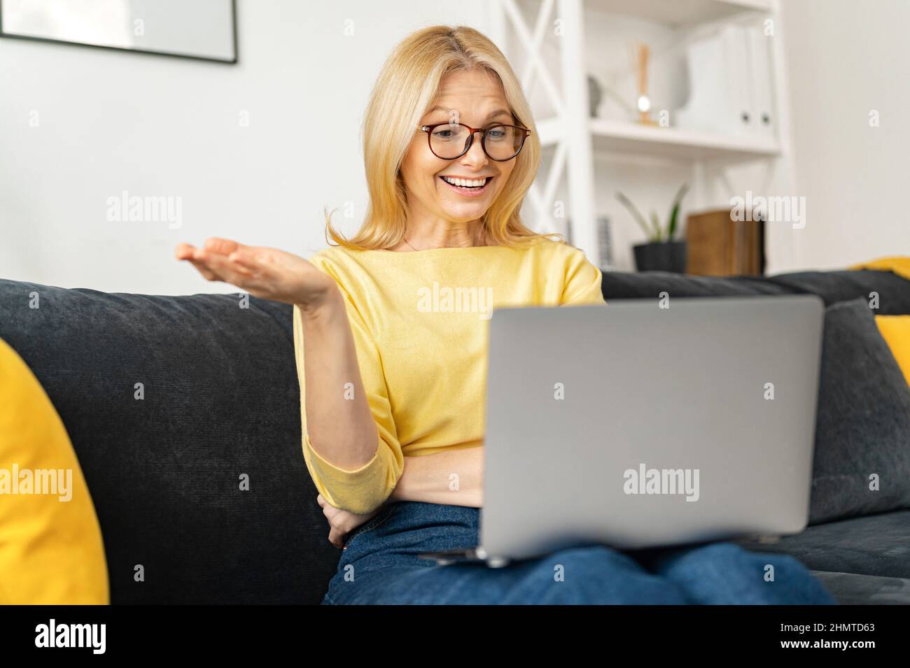 Old lady on computer hi-res stock photography and images - Alamy