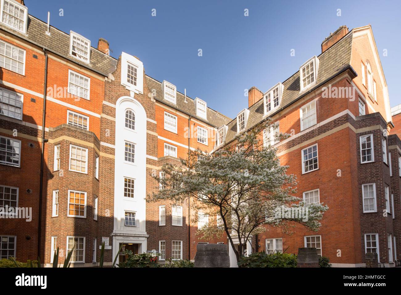 Mansion block victoria street london hi-res stock photography and ...