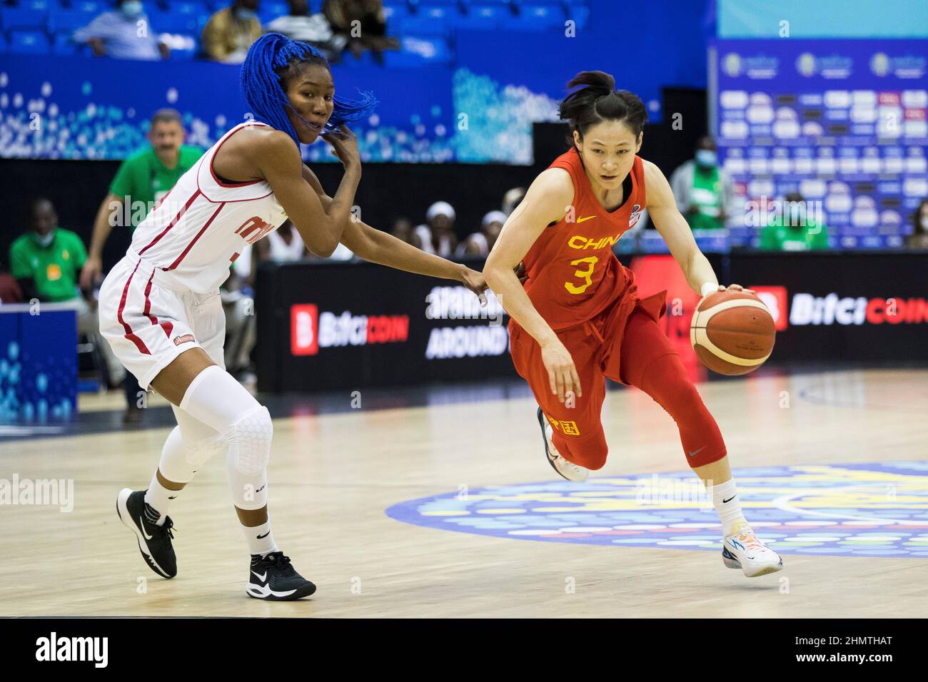 Liwei Yang of China drives to the basket Stock Photo - Alamy