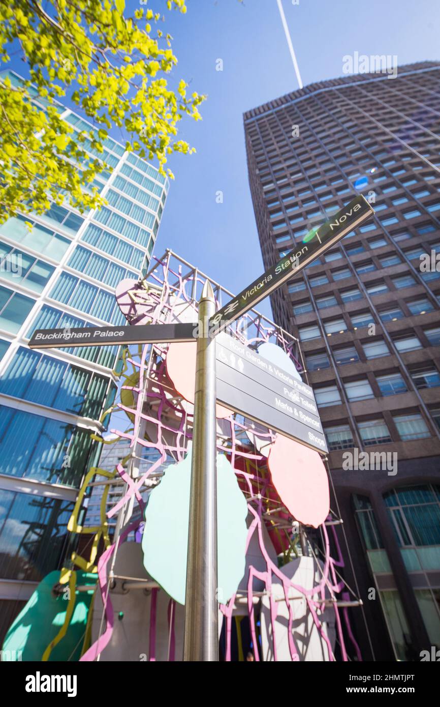 Victoria street westminster sculpture hi-res stock photography and ...