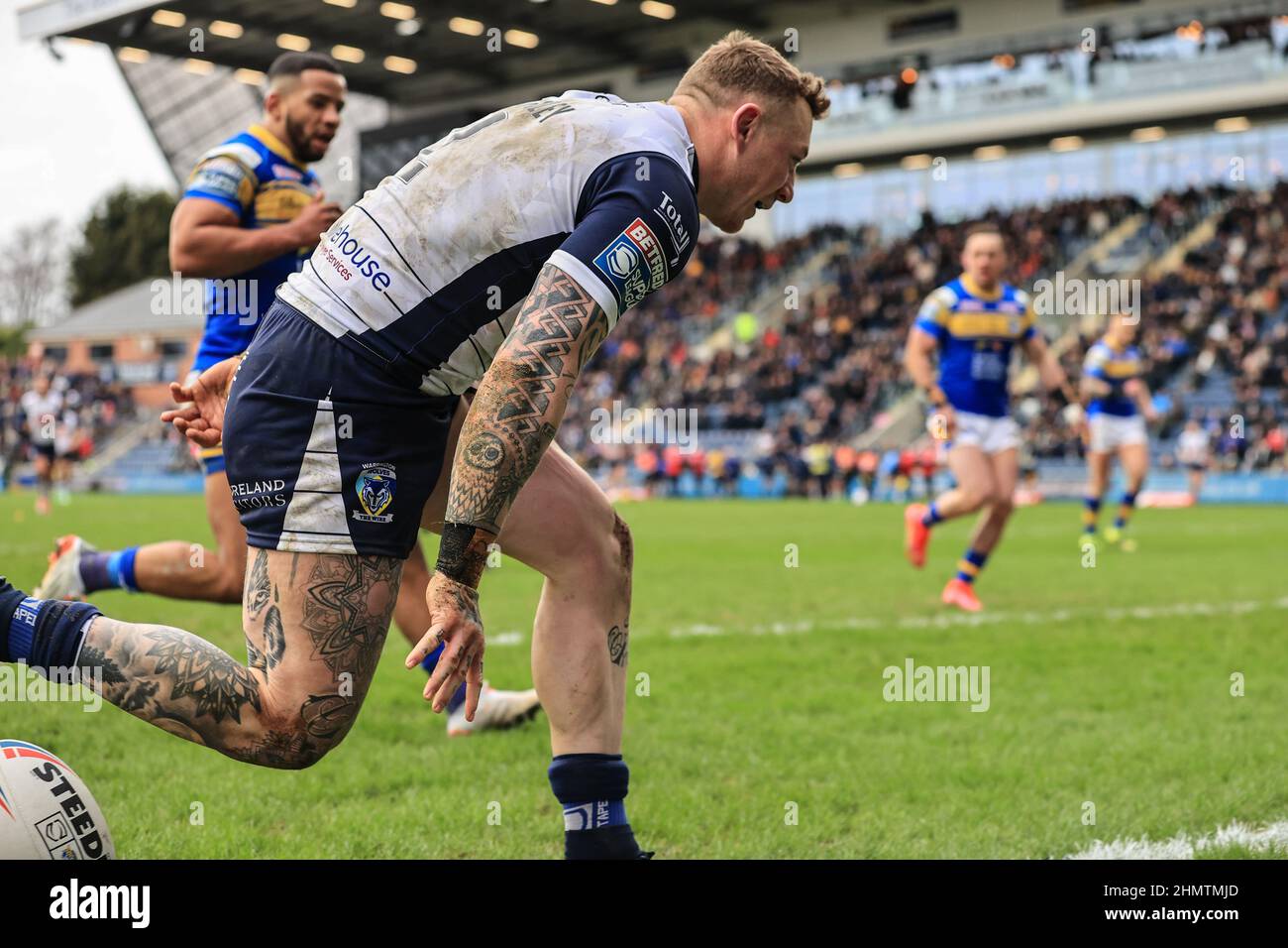 Josh Charnley #2 of Warrington Wolves goes over for a try Stock Photo ...