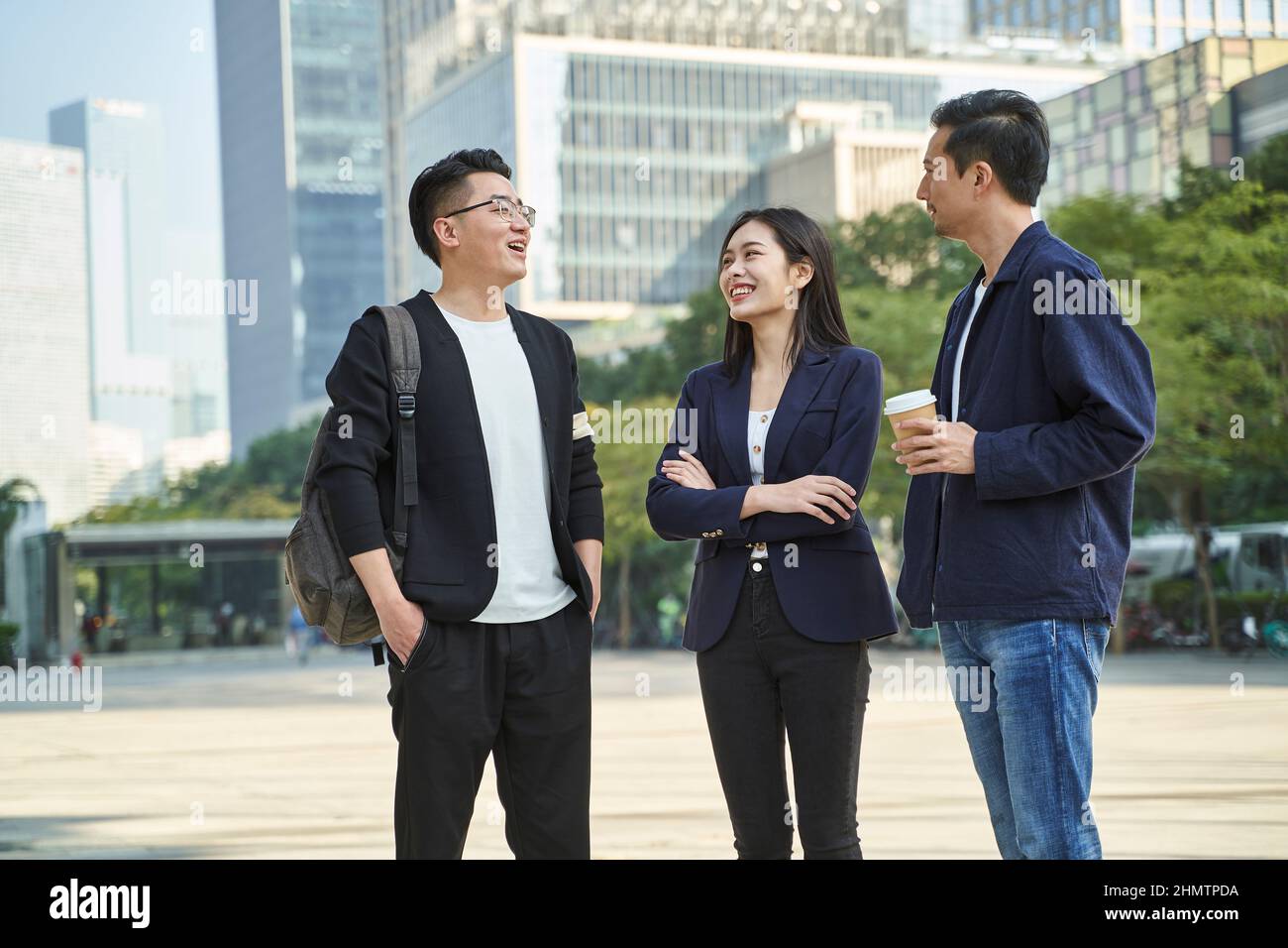 Happy people talking hi-res stock photography and images - Alamy