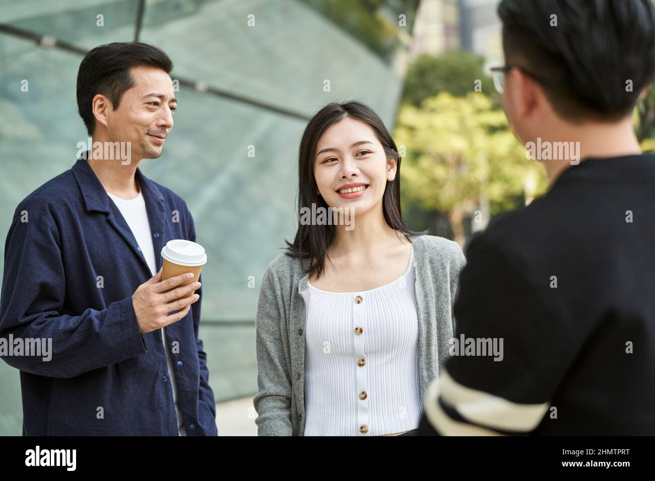 Happy people talking hi-res stock photography and images - Alamy