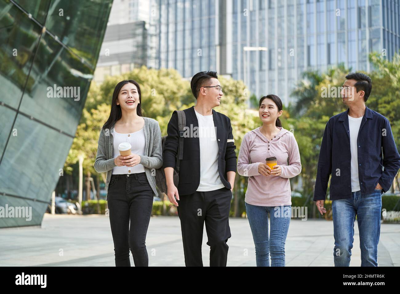 Group of people talking hi-res stock photography and images - Alamy