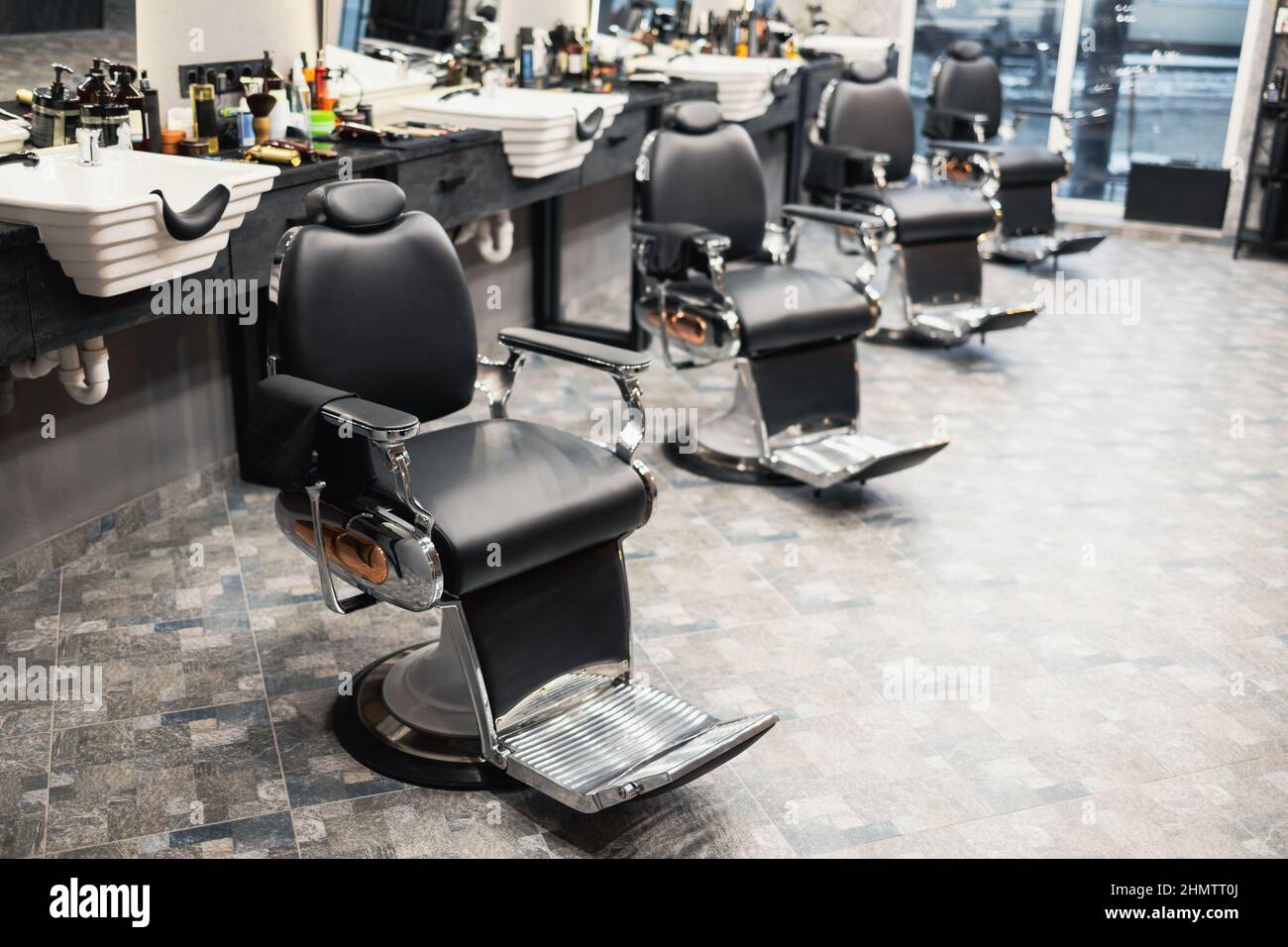 Row of empty chairs hi-res stock photography and images - Alamy