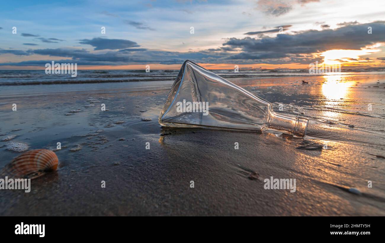 Blue bottle washed up on beach hi-res stock photography and images - Alamy