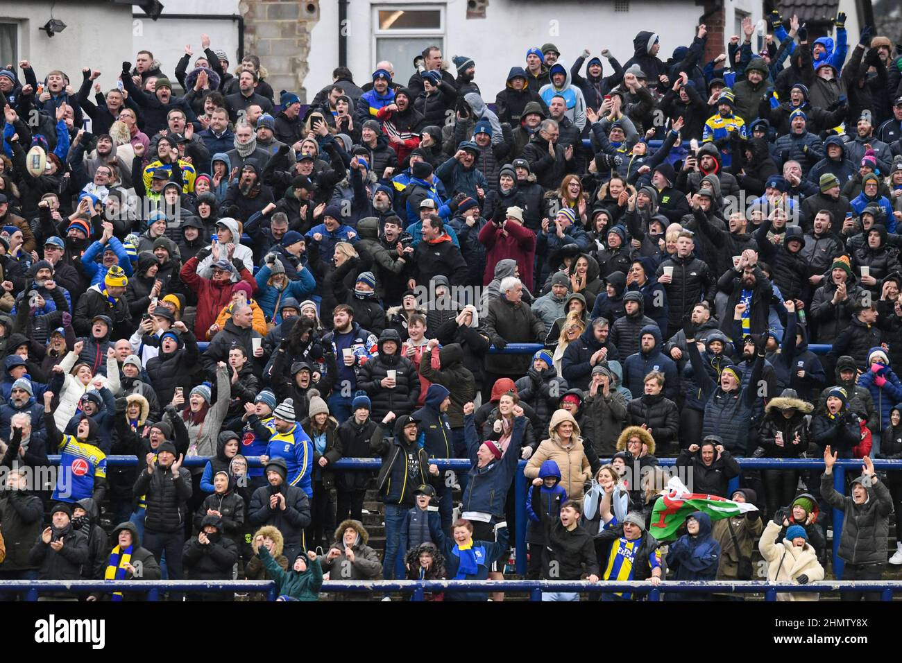 The Warrington Wolves fans celebrate Stefan Ratchford #1 scoring a late ...