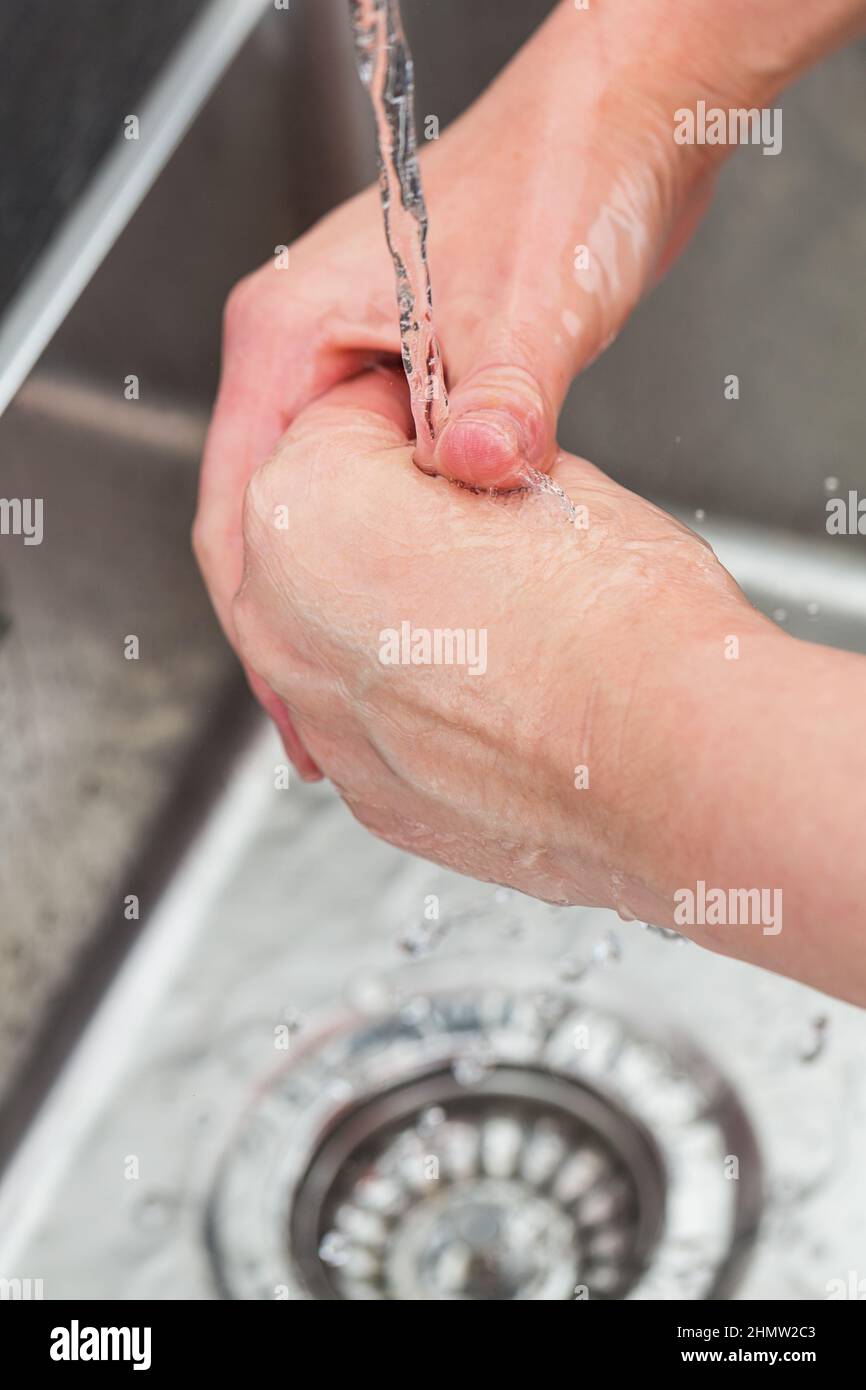 washing hands in the kitchen Stock Photo - Alamy