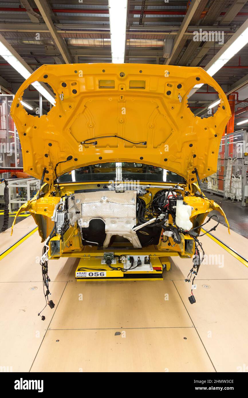 Moving assembly line hi-res stock photography and images - Alamy