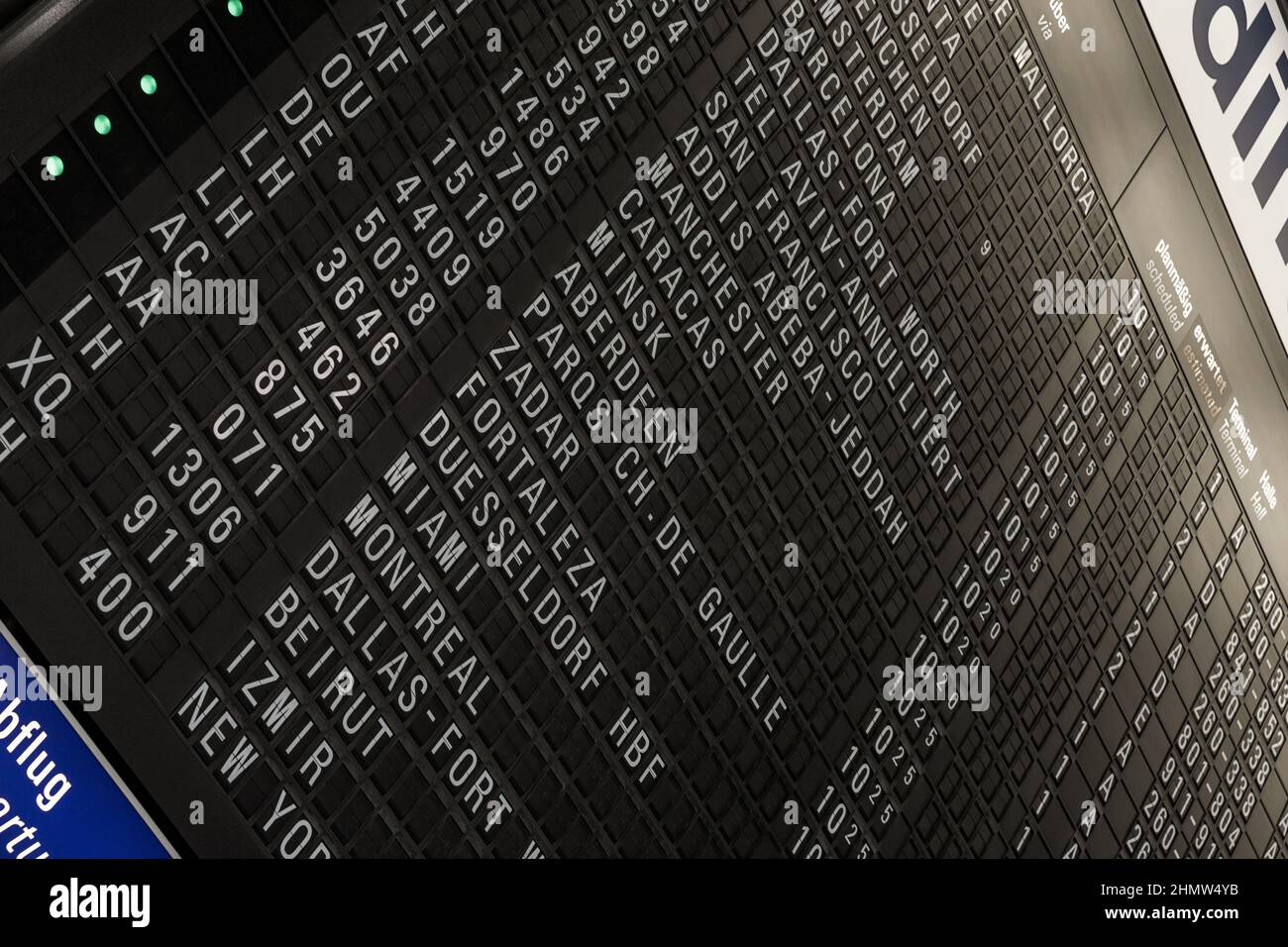 Arrival and departure board flip hi-res stock photography and images ...