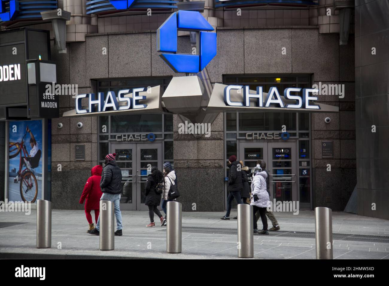 Chase bank times square new hi-res stock photography and images - Alamy