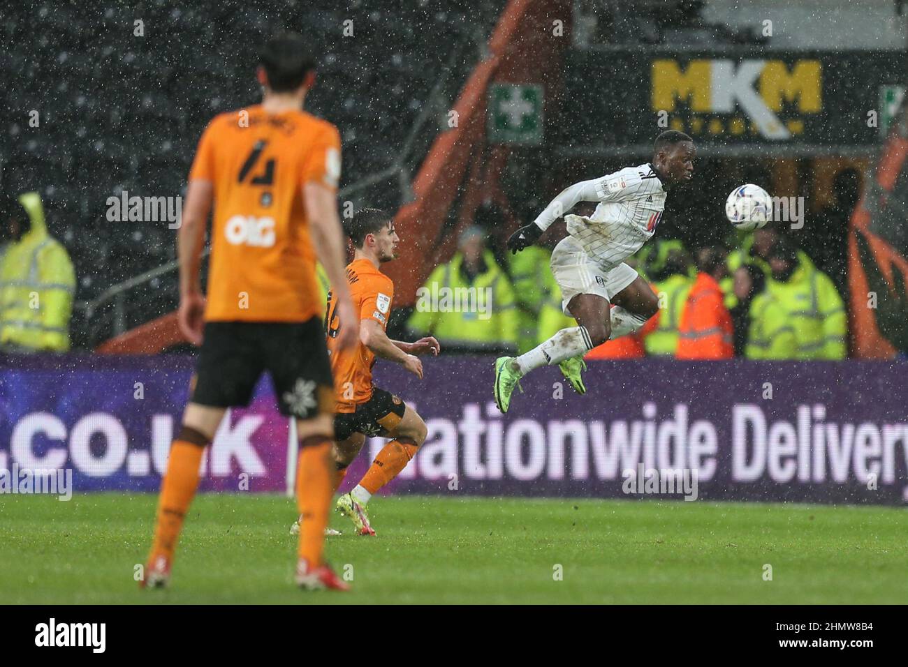 Neeskens Kebano #7 of Fulham jumps to control the ball Stock Photo - Alamy