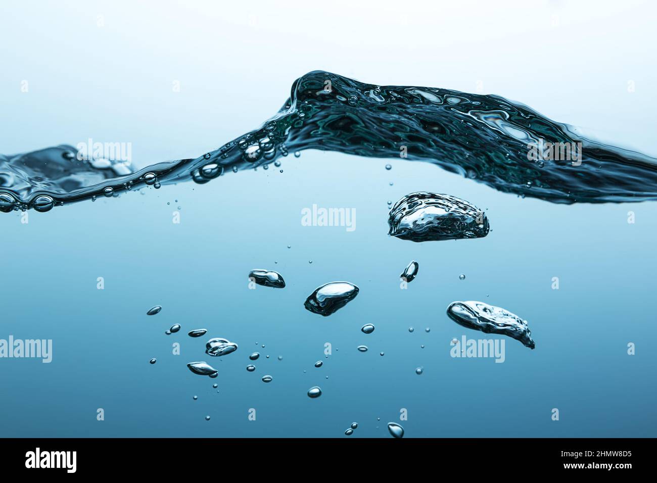 Bubbels in wavy water Stock Photo - Alamy