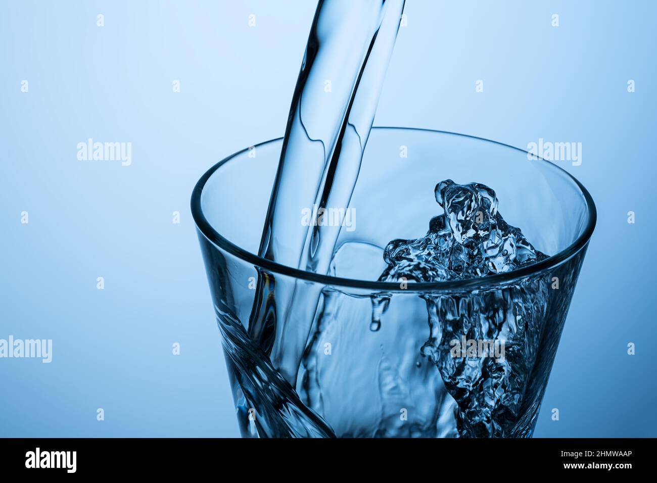 pouring splashing water in a glass Stock Photo - Alamy