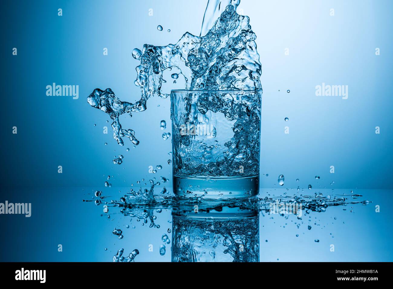 water glass splash Stock Photo - Alamy