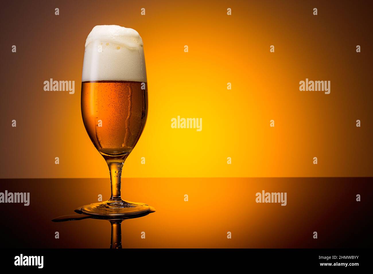 overflowing beer glass Stock Photo - Alamy