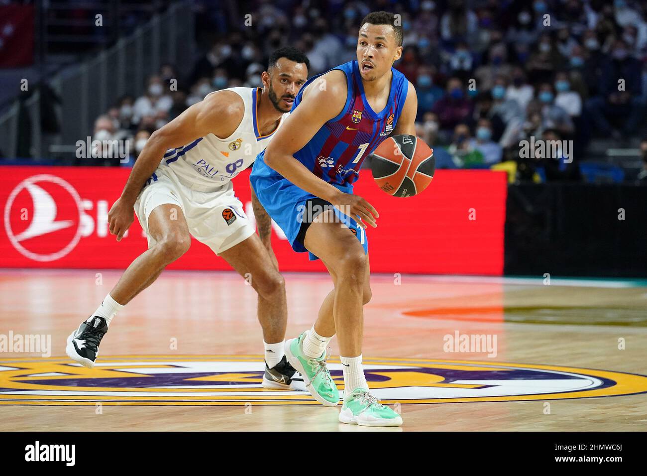 Real Madrid's Adam Hanga (l) and FC Barcelona's Dante Liman Exum during ...
