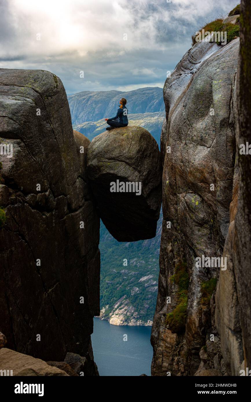 Wedged boulder hi-res stock photography and images - Alamy