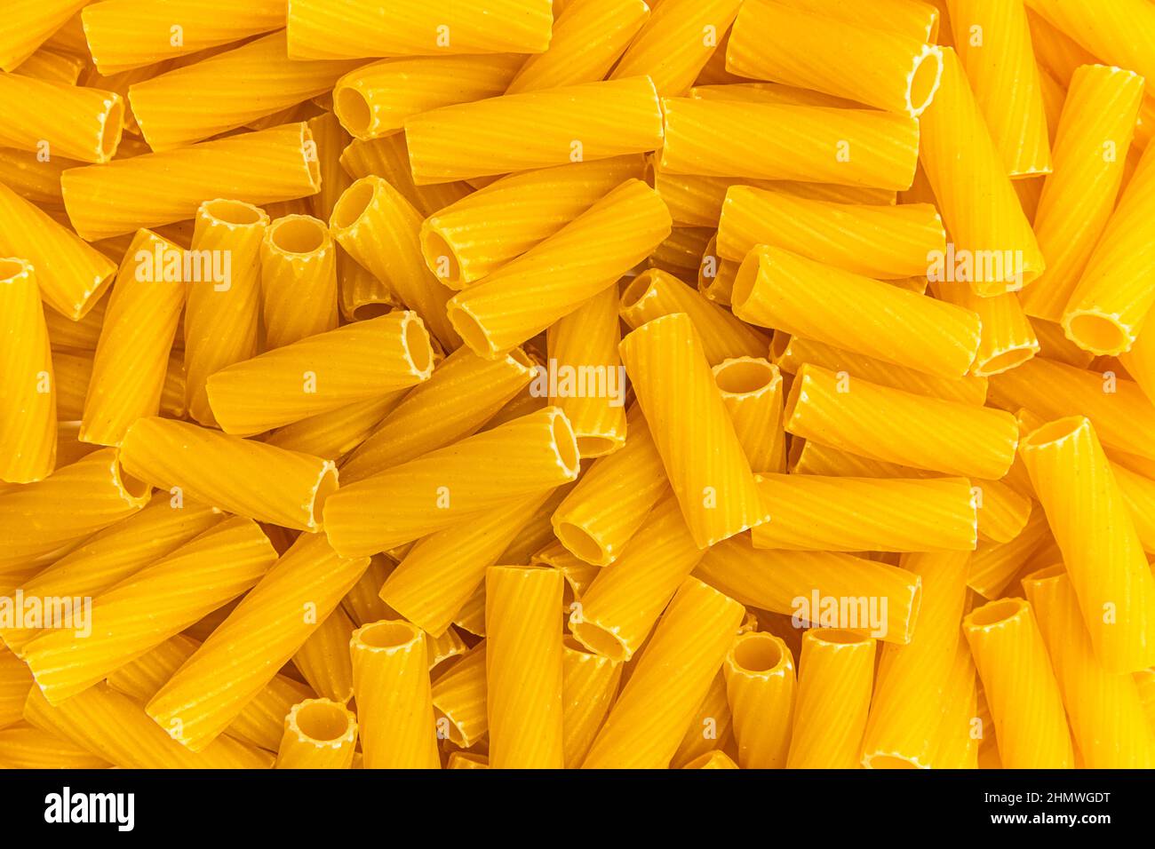 Tortiglioni pasta background texture Stock Photo - Alamy