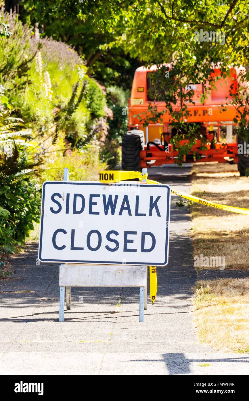 Sidewalk closed sign hi-res stock photography and images - Alamy