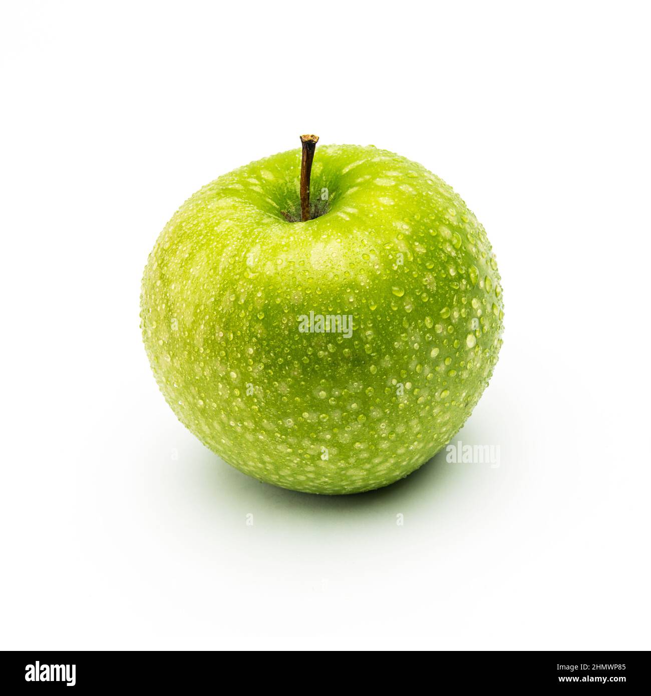 green fresh apple with drops Stock Photo - Alamy