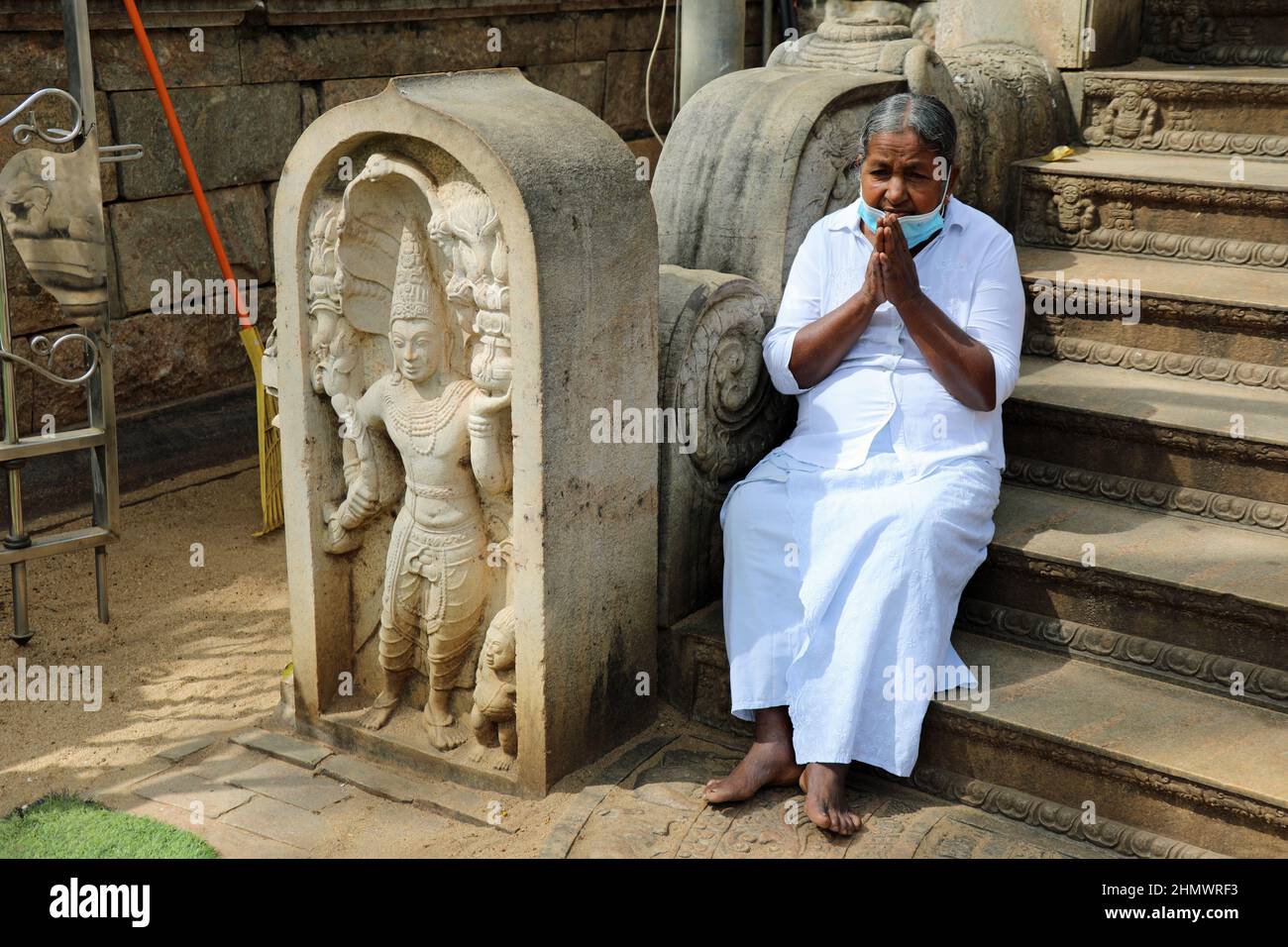 Buddhist woman at Sri Maha Bo Tree Temple Stock Photo - Alamy