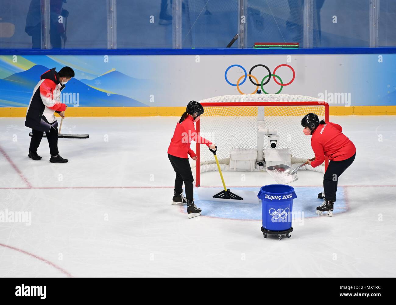 (220212) -- BEIJING, Feb. 12, 2022 (Xinhua) -- Staff members clean the ...