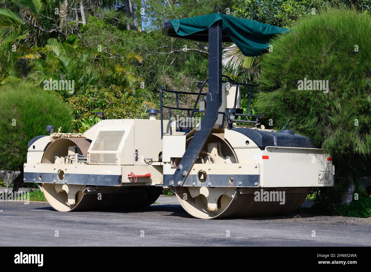 Construction workers doing road construction hi-res stock photography ...