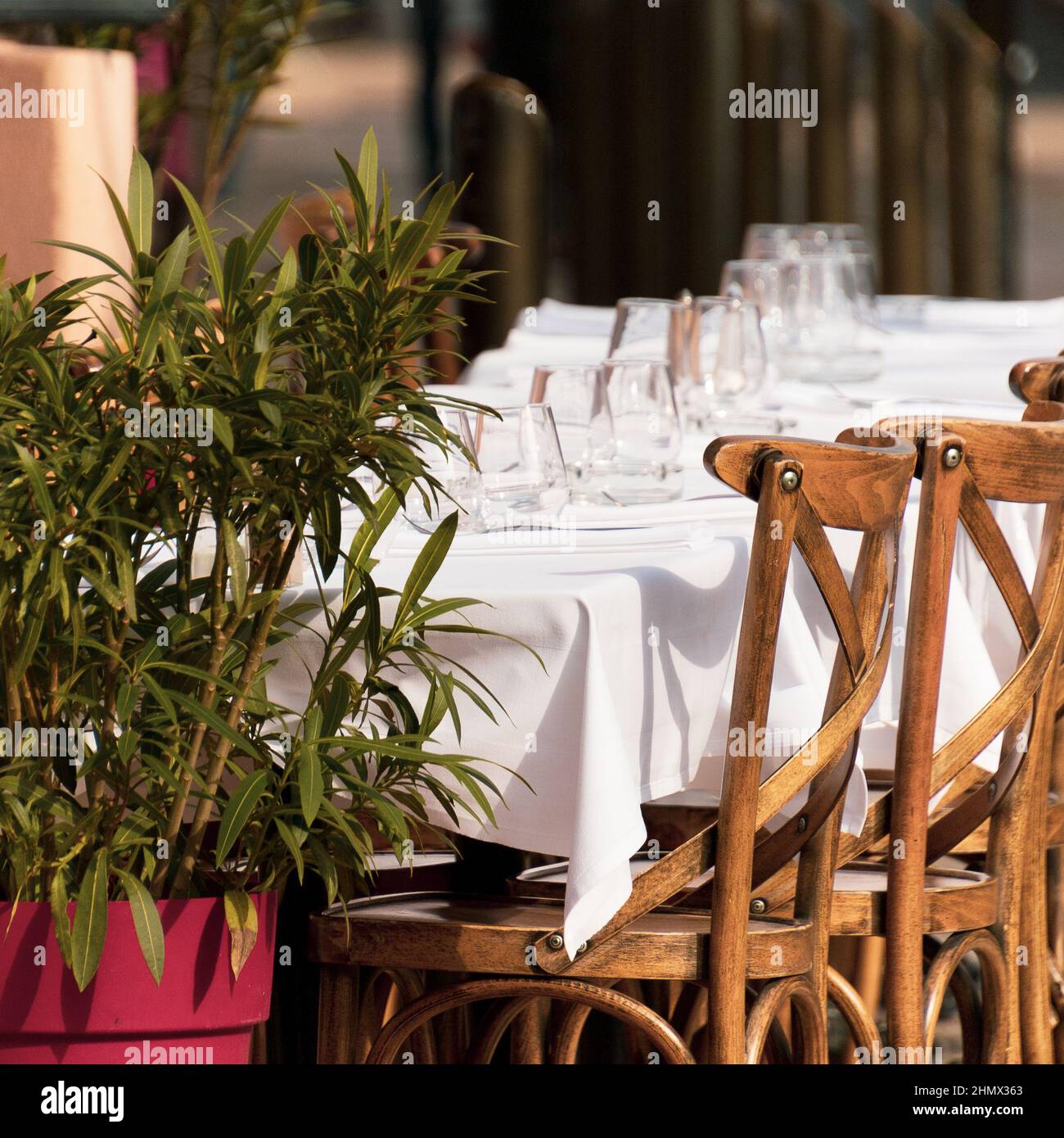 outdoor restaurant table Stock Photo - Alamy