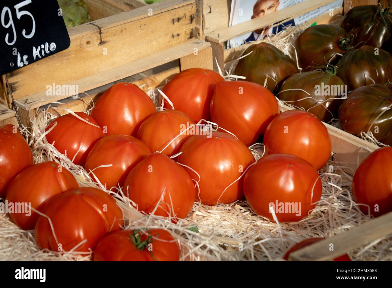 fresh tomato stall on a market Stock Photo - Alamy