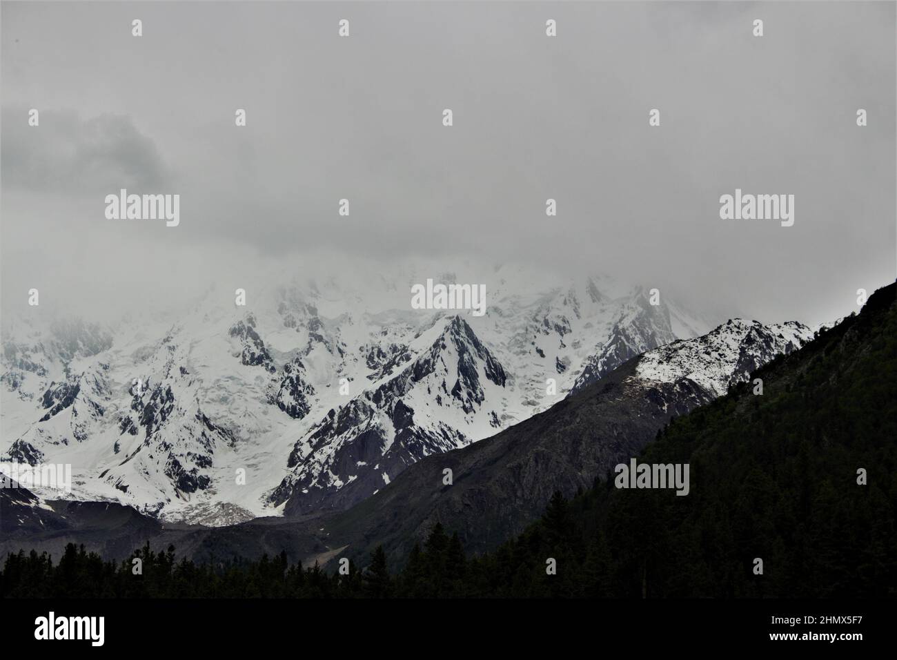 Stunning view snowy mountain hi-res stock photography and images - Alamy