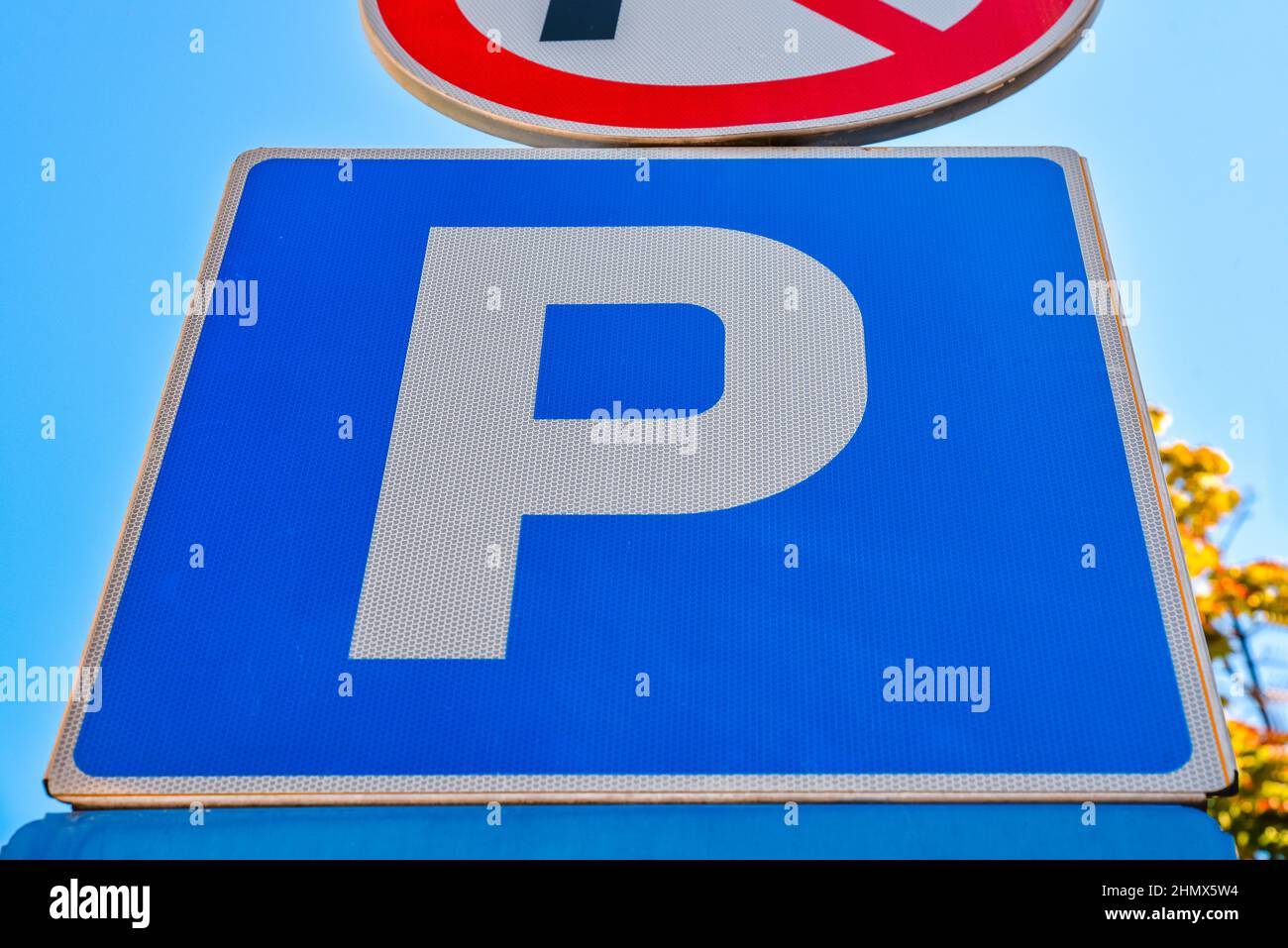 Blue sign for free parking with sky background Stock Photo - Alamy