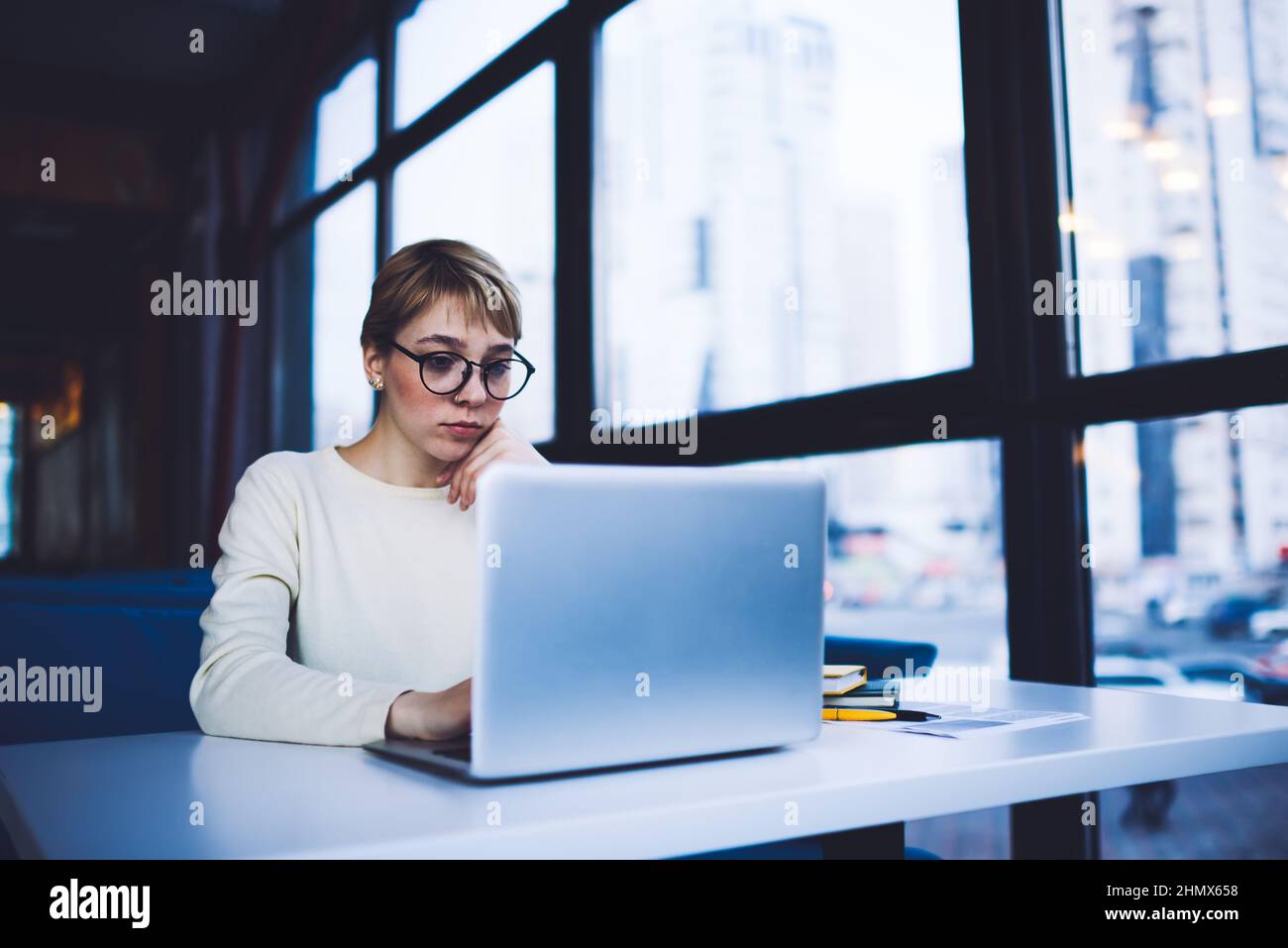 Woman laptop job search hi-res stock photography and images - Alamy