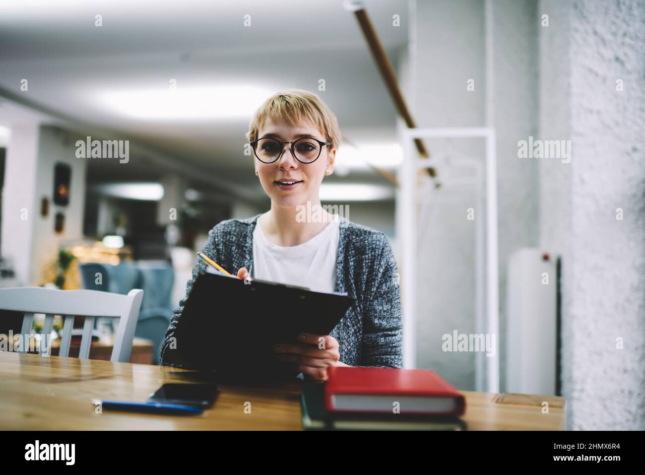 Office woman clipboard hi-res stock photography and images - Alamy