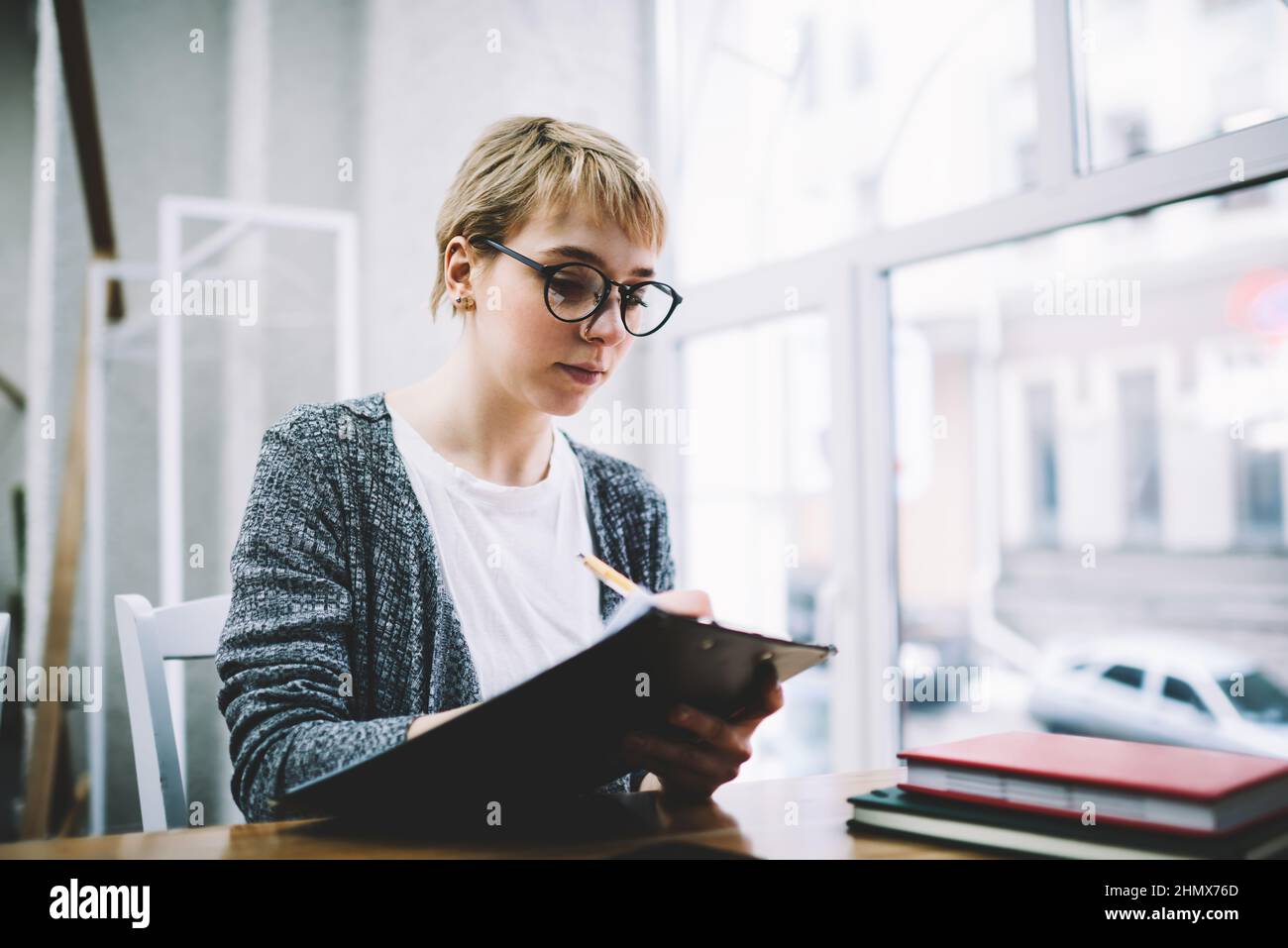 Executive woman with clipboard working in office Stock Photo - Alamy