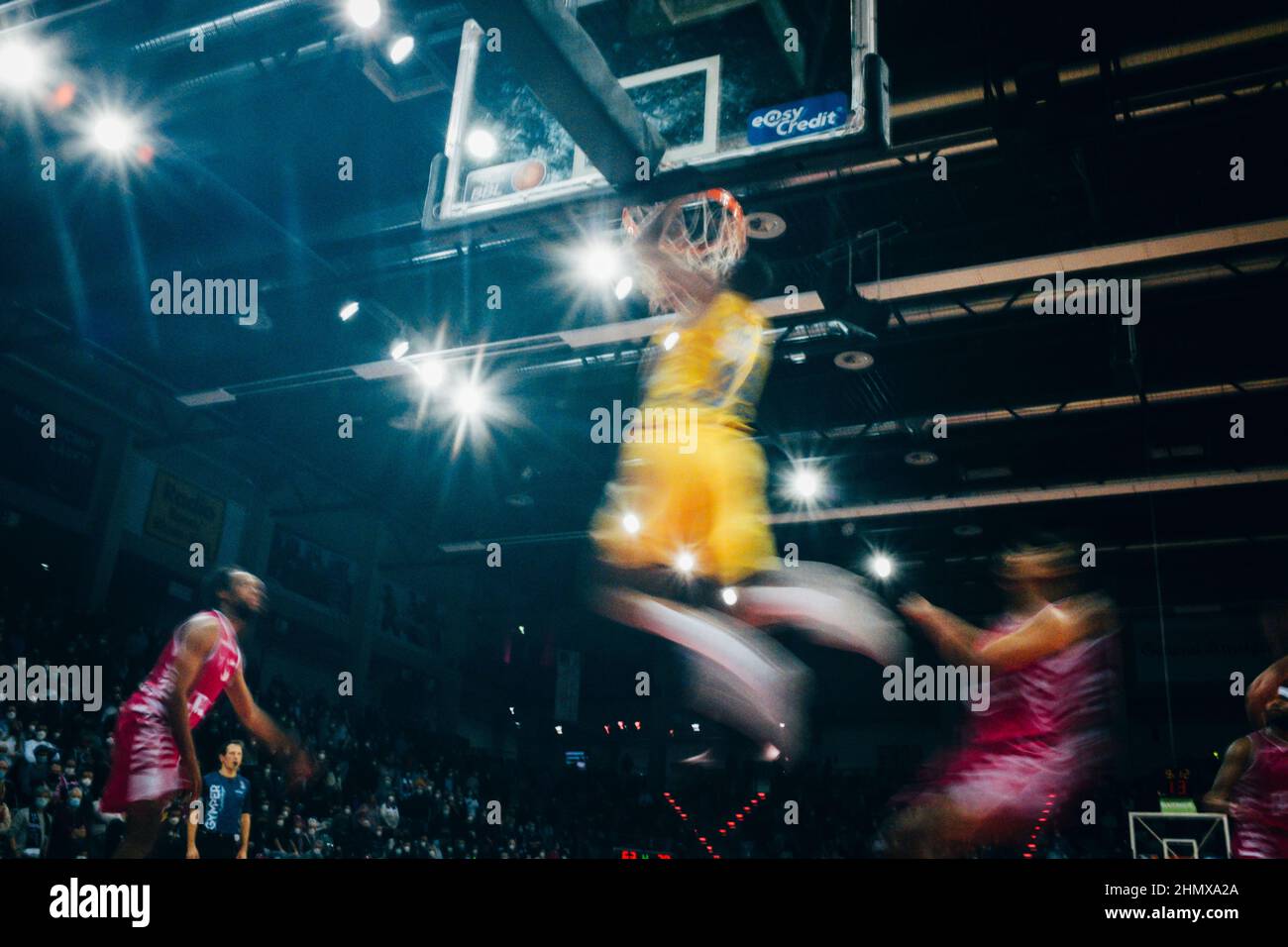 Bonn, Telekom BasketsDome, 06.02.22: Symbolbild, Dunking, im Basketball ...
