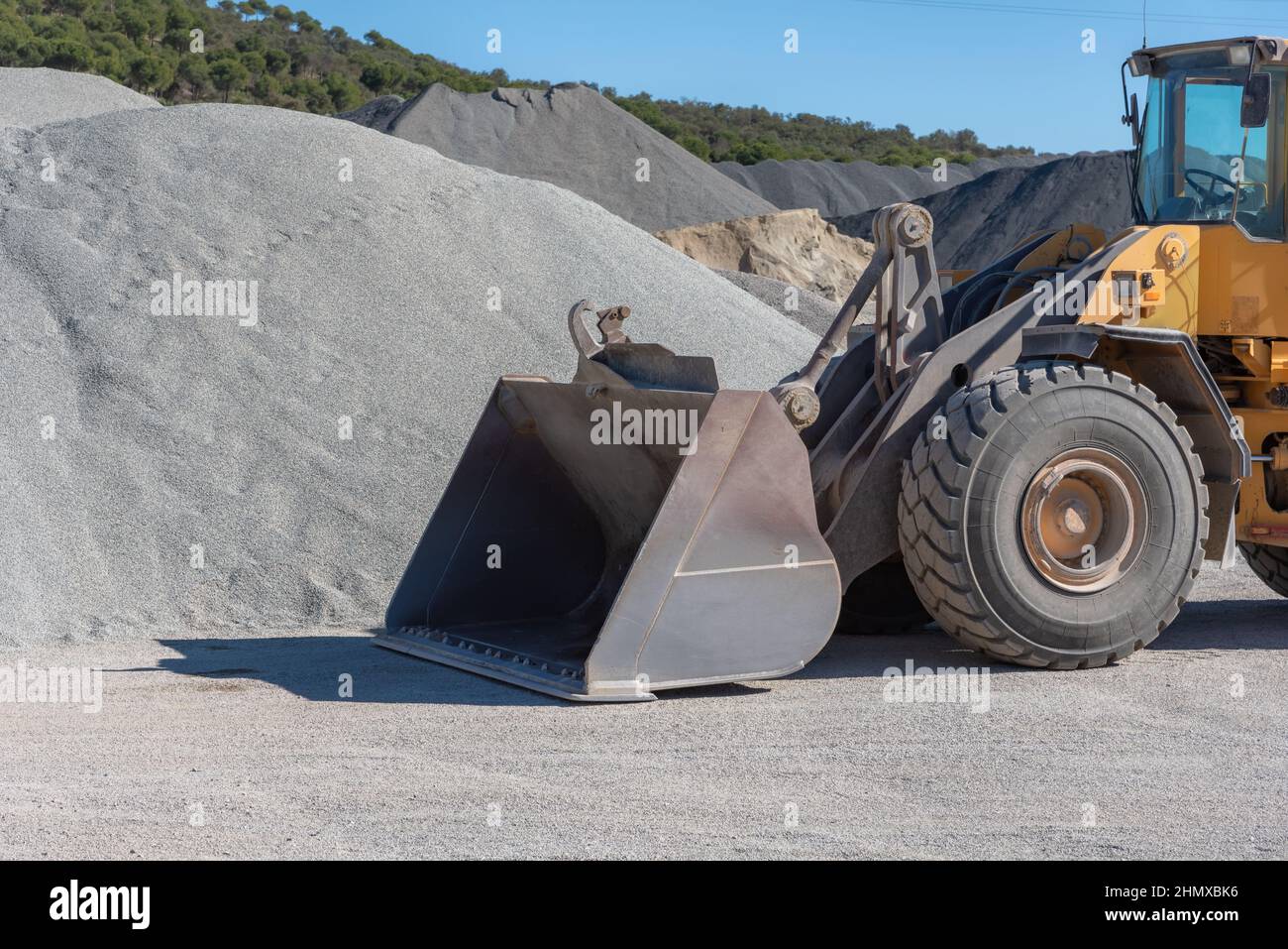 Excavator shovel moving sand in a quarry Stock Photo - Alamy