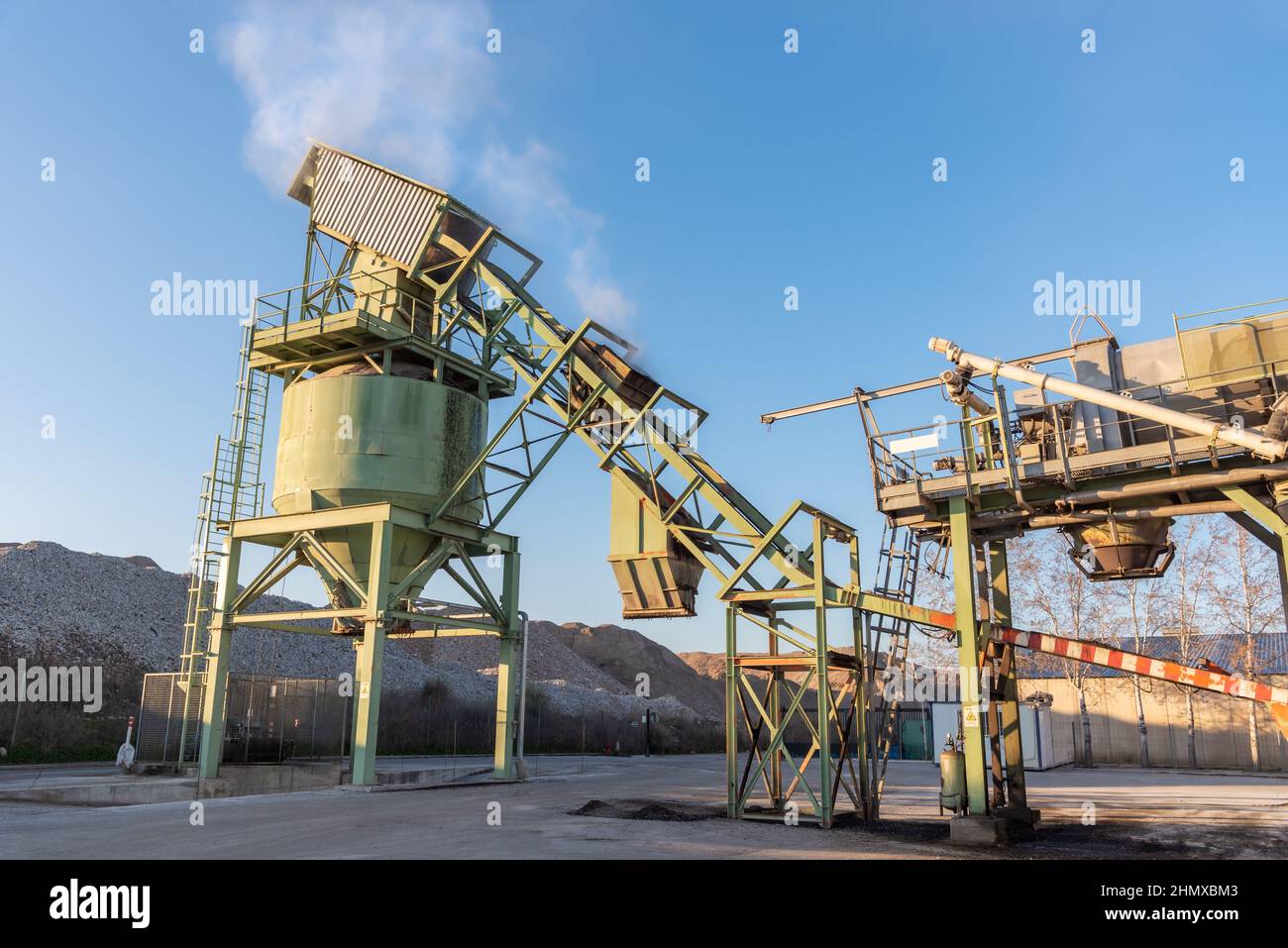 Machinery for the manufacture of asphalt and its storage for loading ...