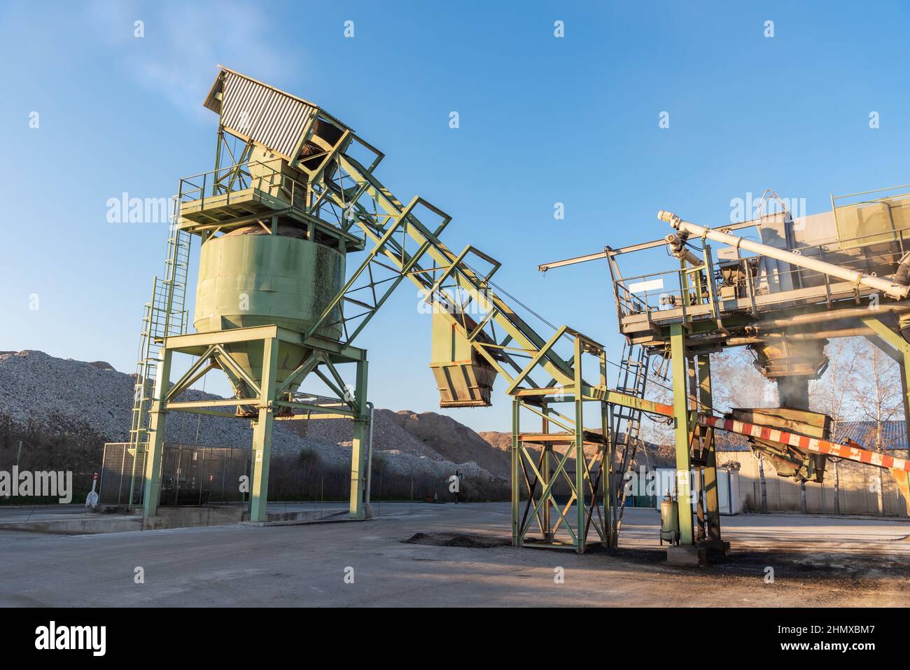 Machinery for the manufacture of asphalt and its storage for loading ...