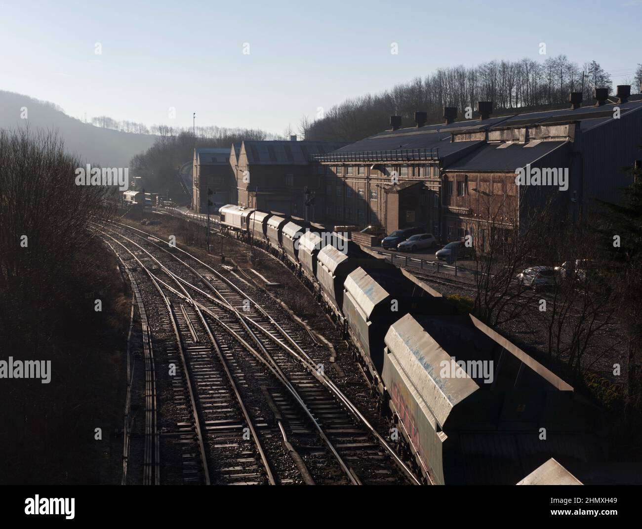 Freightliner aggregates train arriving at Tunstead quarry in the peak ...